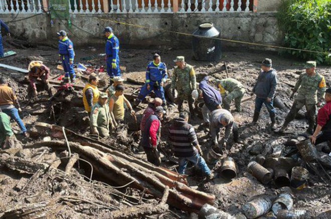 #Video: suman cuatro personas fallecidas por deslave en #Jilotzingo