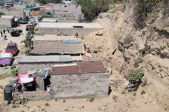 Se deslava ladera en #Chimalhuacán; hay cinco predios afectados Se deslava ladera en #Chimalhuacán; hay cinco predios afectados